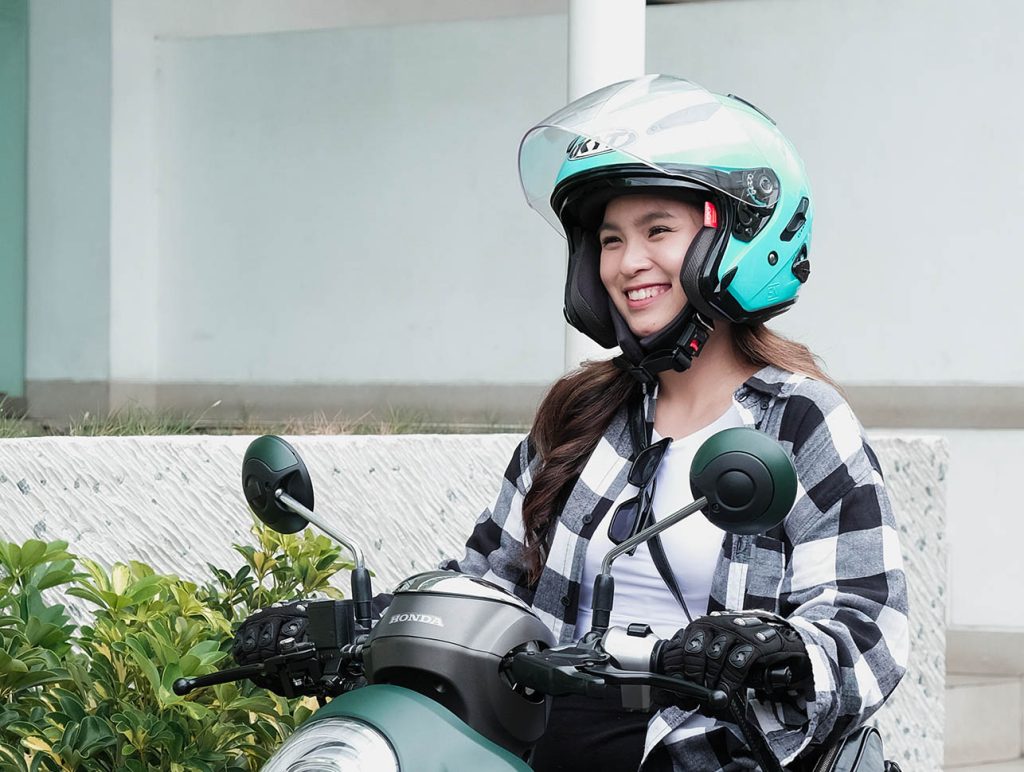 Tips Memilih dan Menggunakan Helm Agar Aman dan Nyaman Untuk Wanita - Otospeed.id Tips & Trik