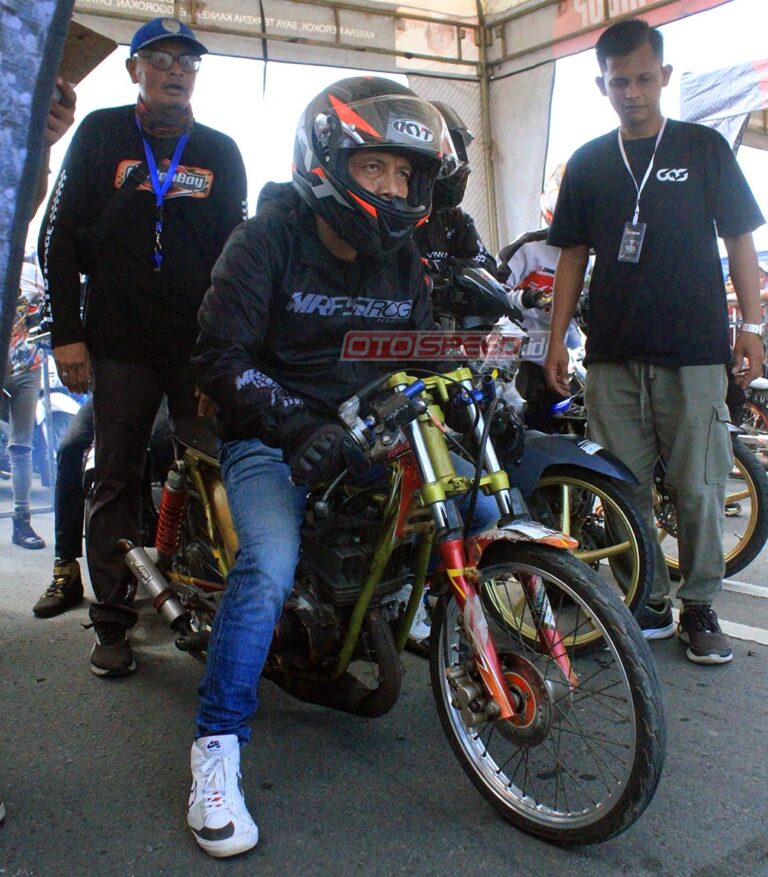Petjahhh, Kades Viral Hoho Alkaff Ikutan Gas di Banyumas Drag Wars Pemula 2025 - Otospeed.id ...